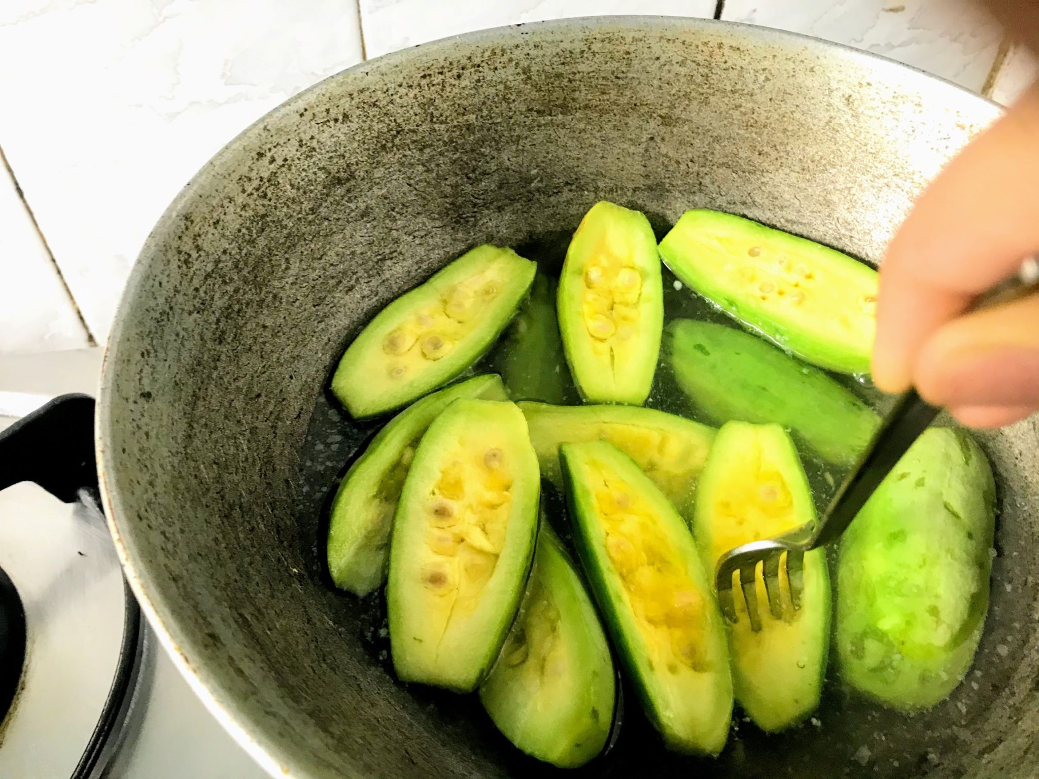 Chingdi Mach Diye Potoler Dolma Bhaja - Everydayrecipe.in