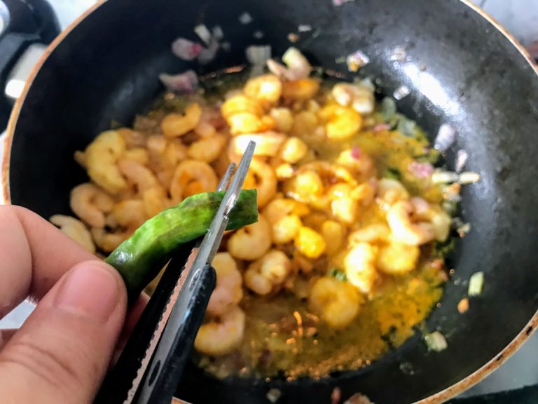 Chingdi Mach Diye Potoler Dolma Bhaja - Everydayrecipe.in
