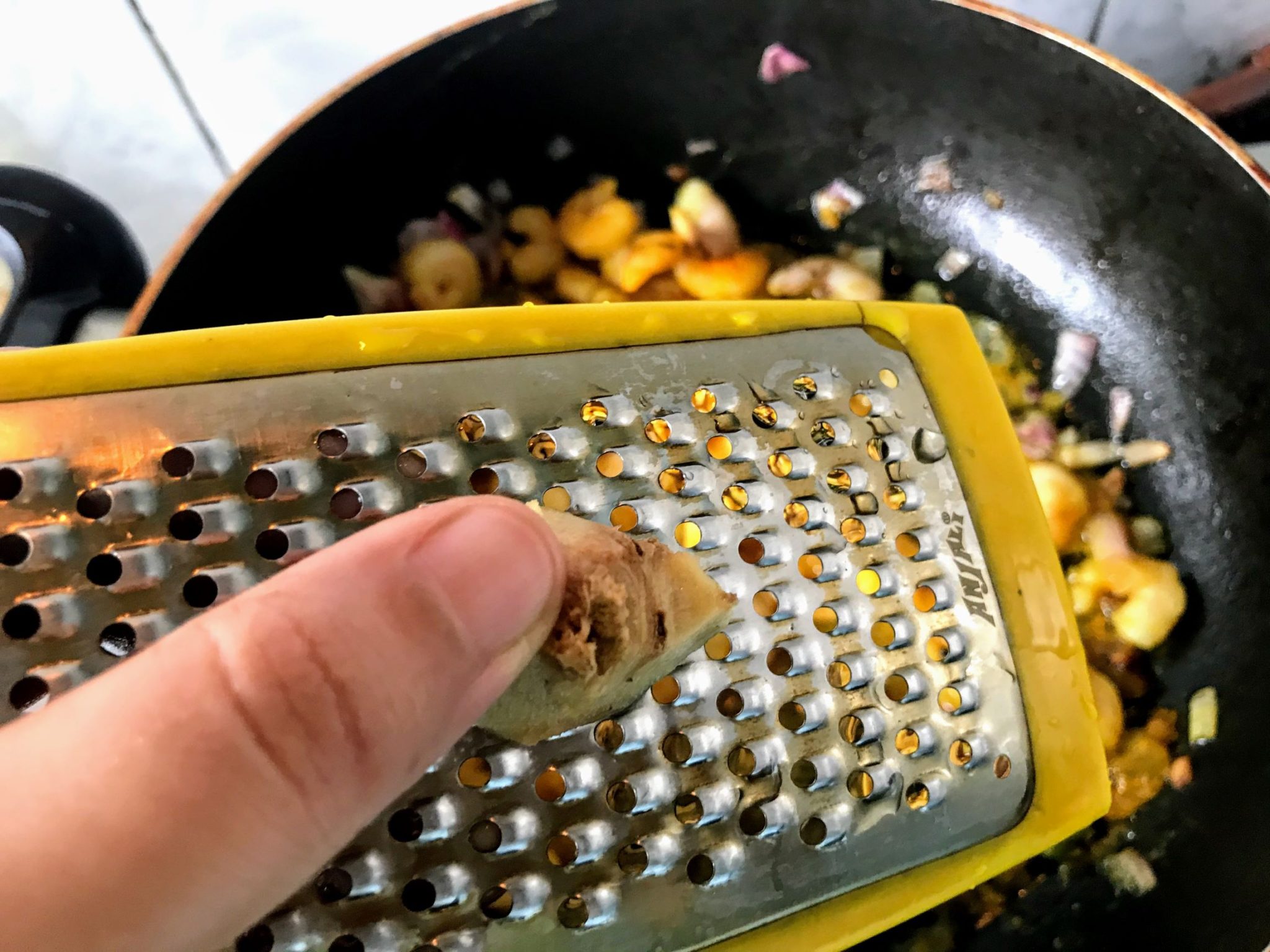 Chingdi Mach Diye Potoler Dolma Bhaja - Everydayrecipe.in
