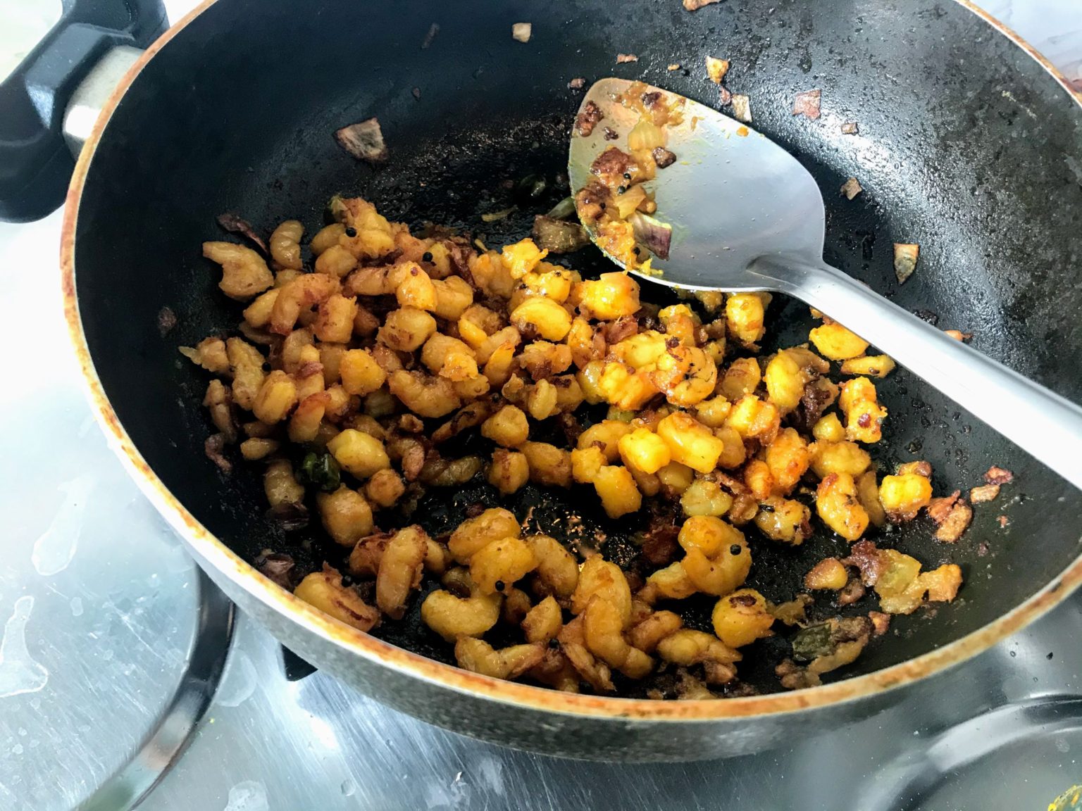 Chingdi Mach Diye Potoler Dolma Bhaja - Everydayrecipe.in