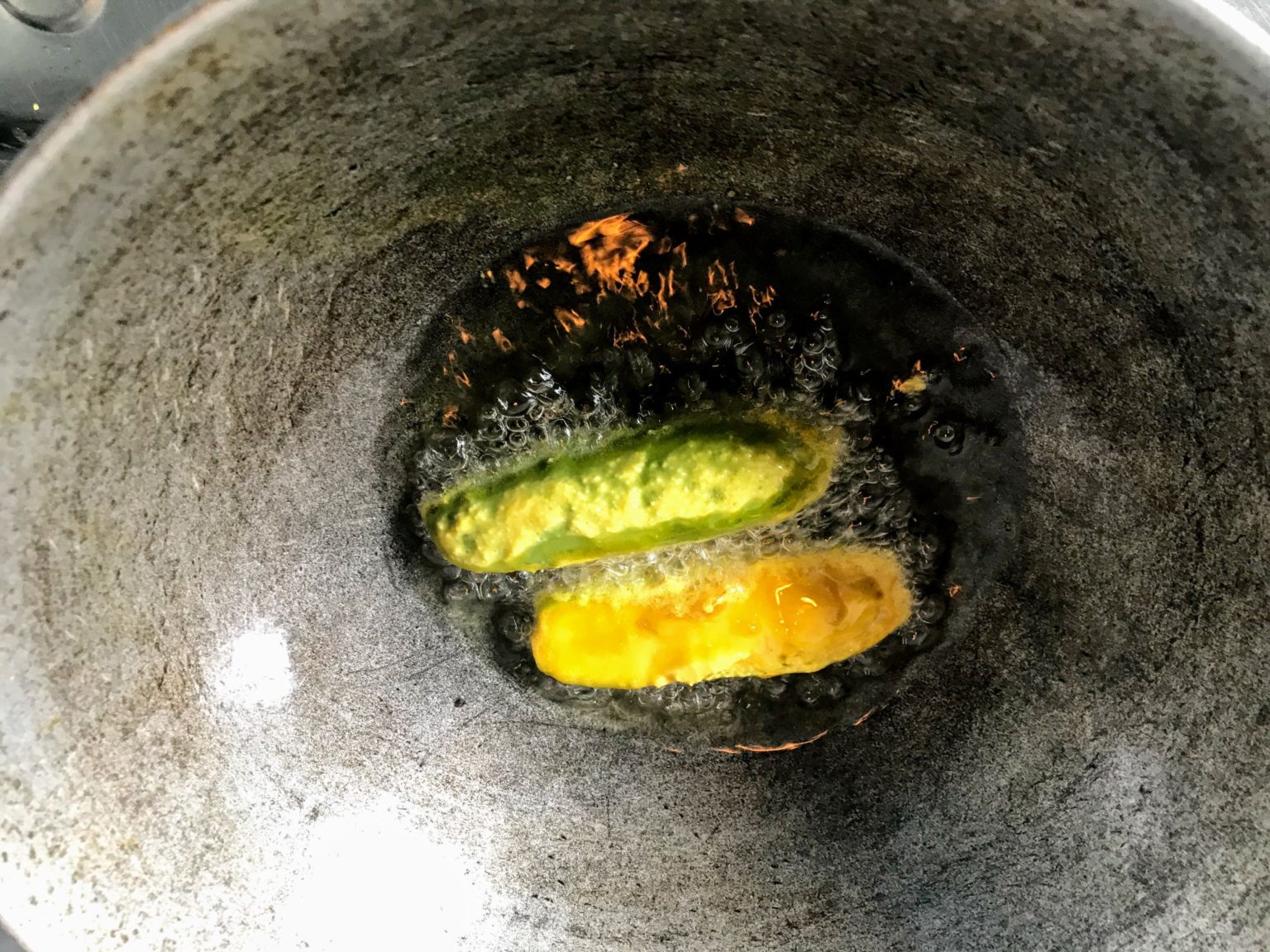 Chingdi Mach Diye Potoler Dolma Bhaja - Everydayrecipe.in