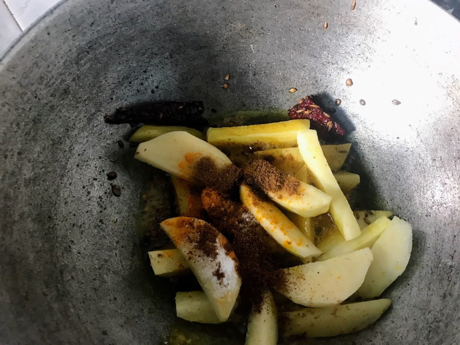 Aloo Jeera Diye Tangra Macher Jhol - Everydayrecipe.in